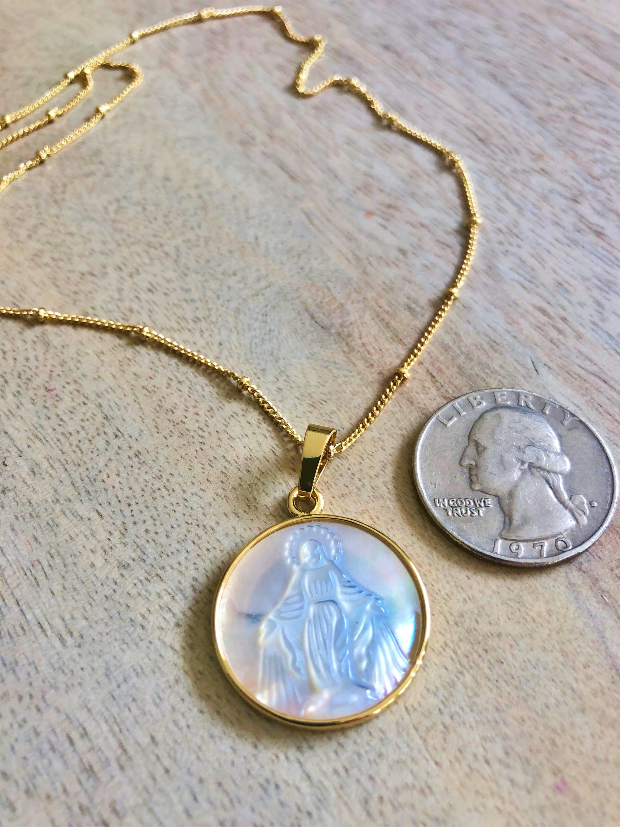 Medalla Virgen Milagrosa en nacar – Holy Metals