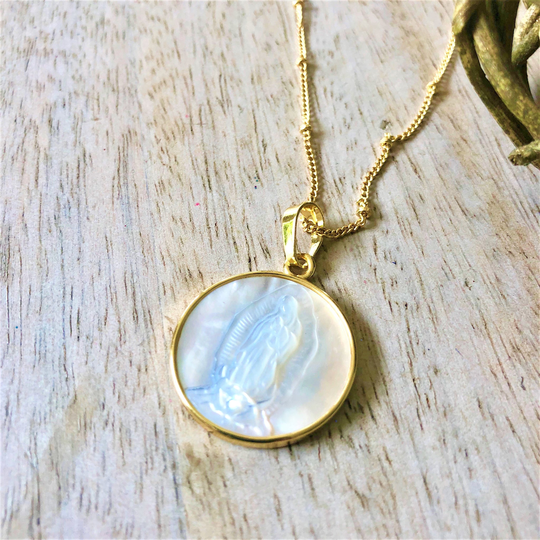 Medalla Virgen Maria en nacar – Holy Metals